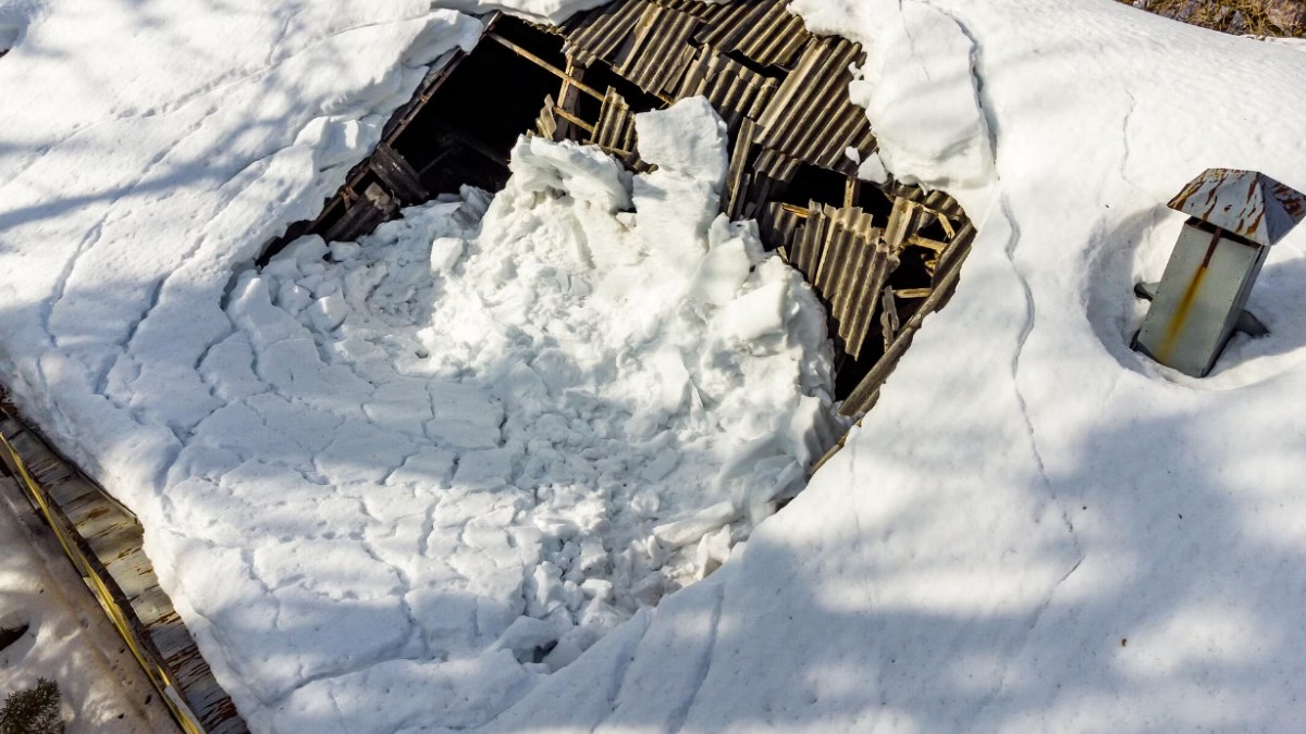 Can Snow Damage Roof? | Crestview Public Adjusters